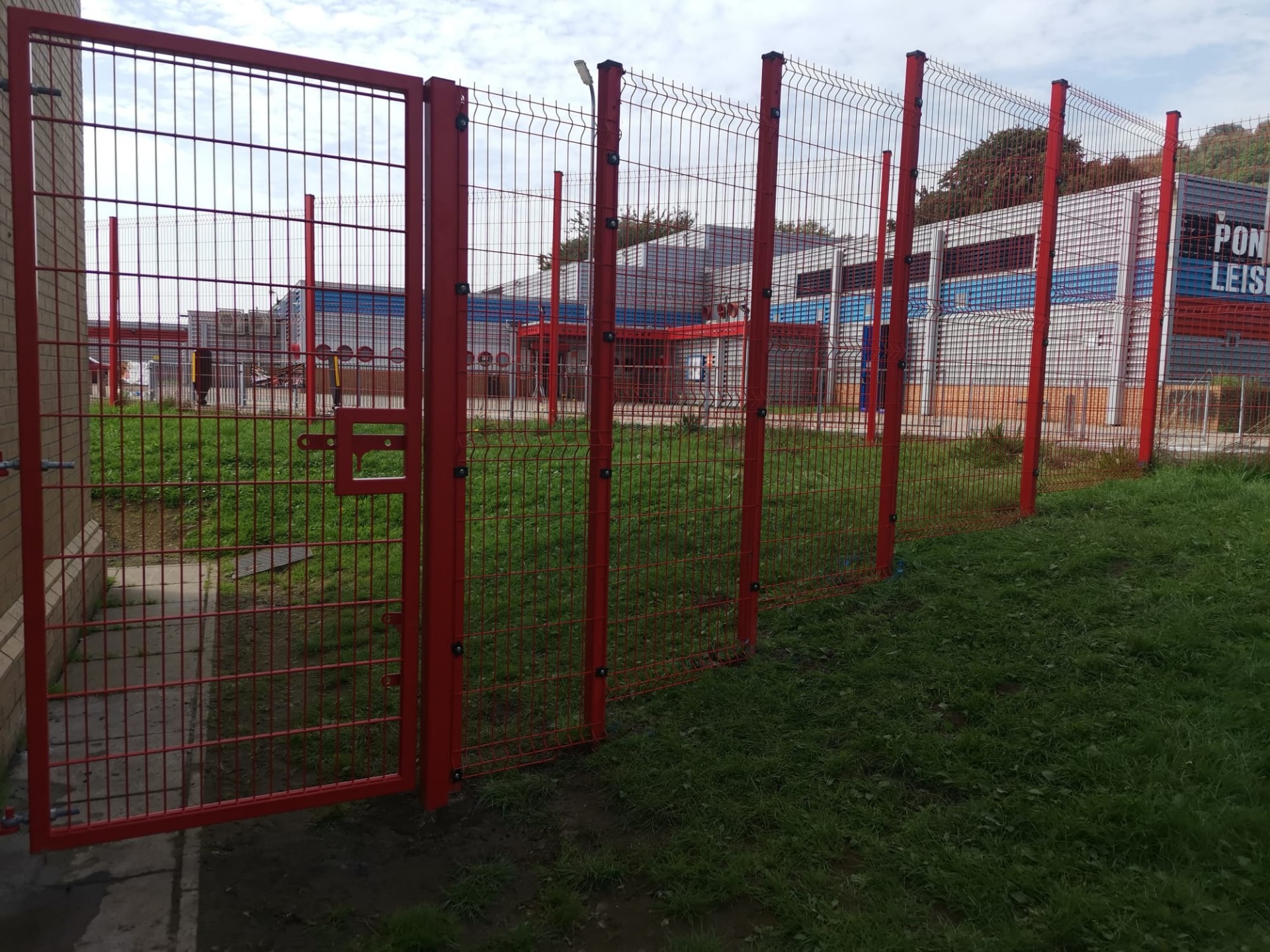 Profile Mesh Fencing :: South Wales Fencing Ltd